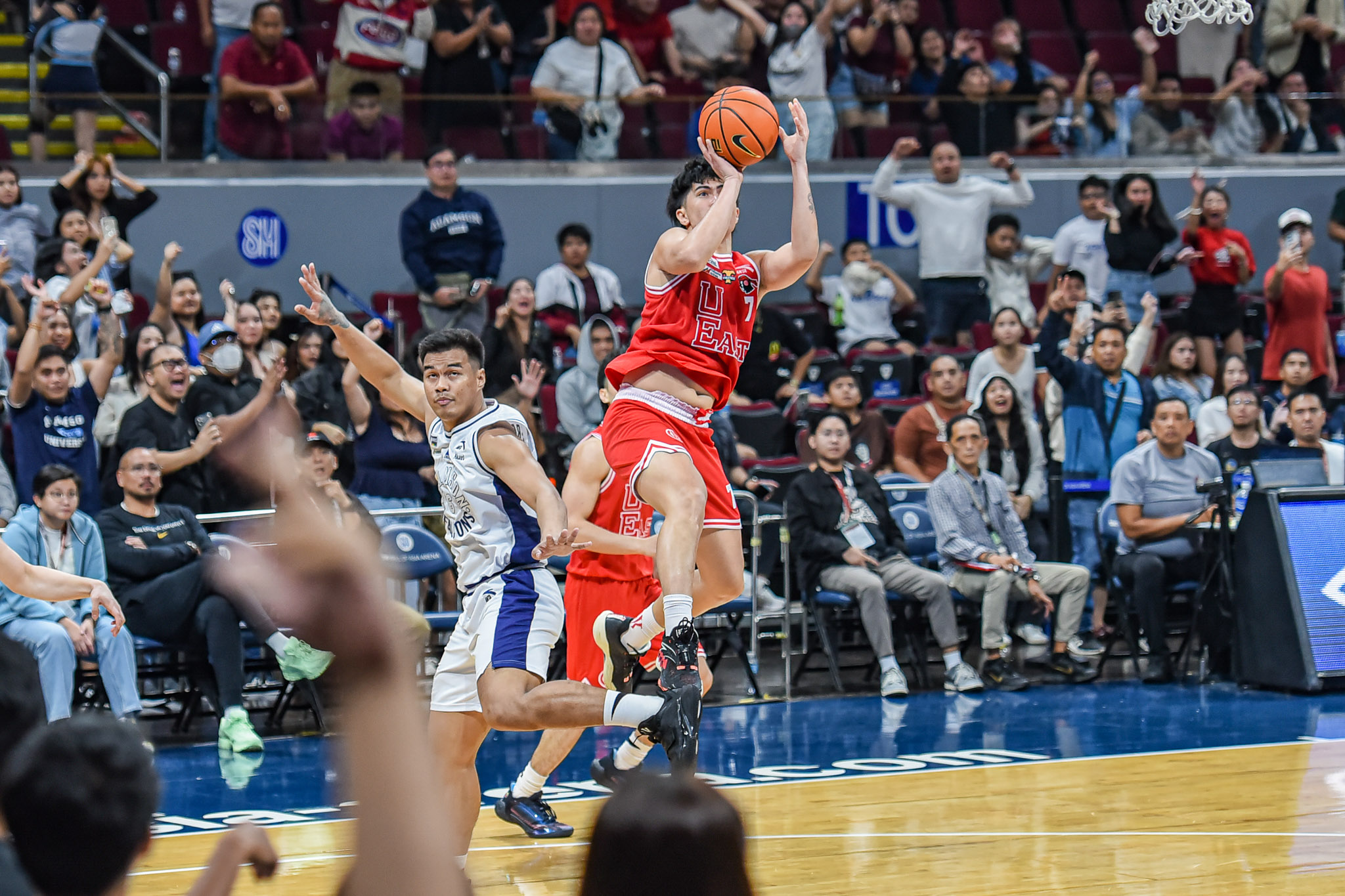 LINGOLINGO HITS BUZZER-BEATER, LIFTS UE TO 63-62 THRILLER OVER ADAMSON — IKOT.PH